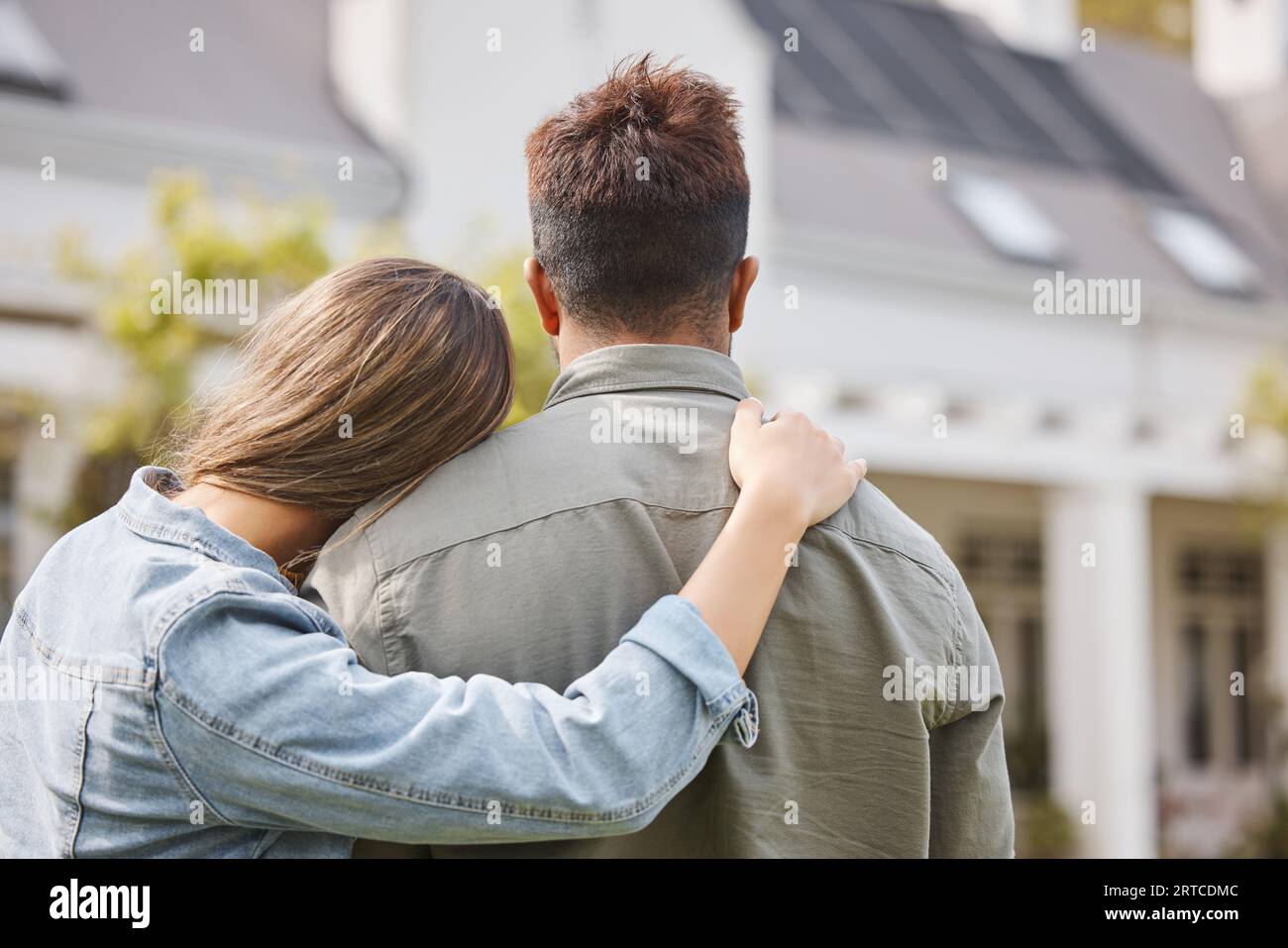 New home couple back garden hi-res stock photography and images - Alamy