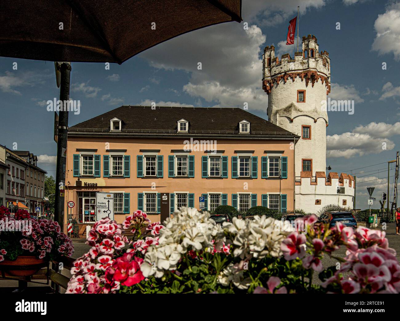 View from the terrace of a cafe in the old town of Rüdesheim to the ...
