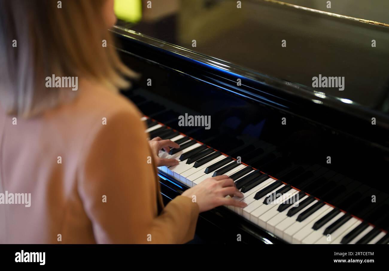 Female pianist plays the royal piano Stock Photo - Alamy