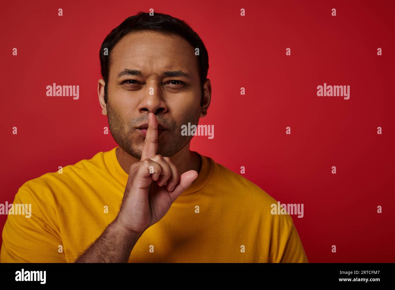 Surreptitious gesture hi-res stock photography and images - Alamy Surreptitious gesture hi-res stock photography and images - Alamy