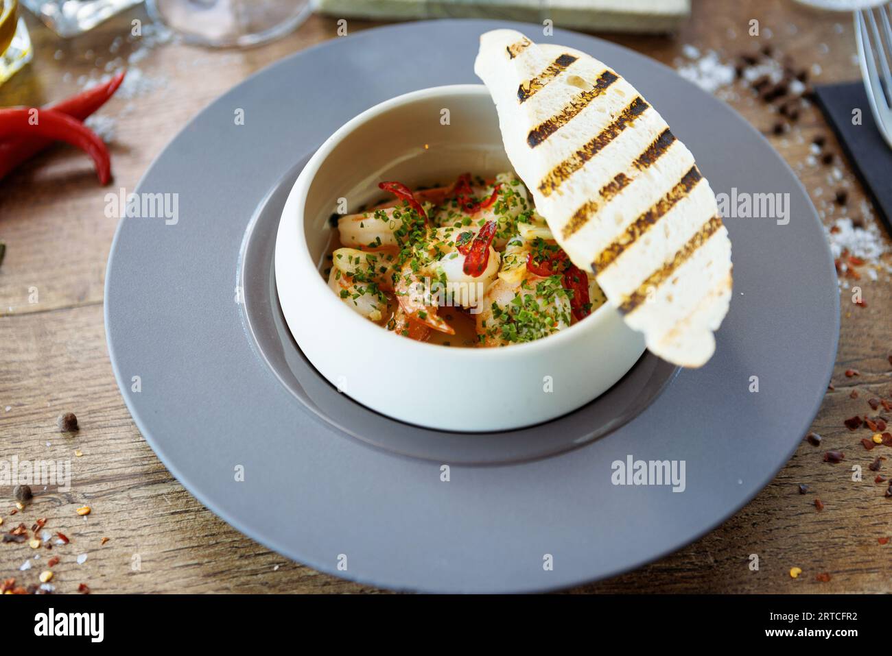 Spanish garlic and chilli prawns hi-res stock photography and images ...