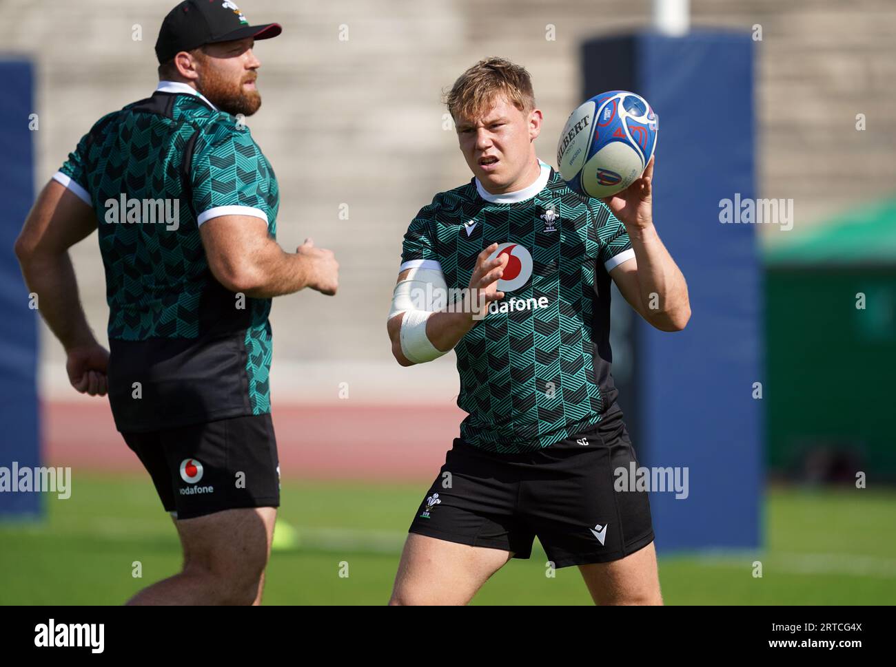 Sam costelow wales rugby hi-res stock photography and images - Alamy