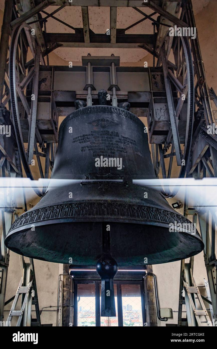 Die Pummerin Glocke im Stephansdom in Wien Stock Photo - Alamy