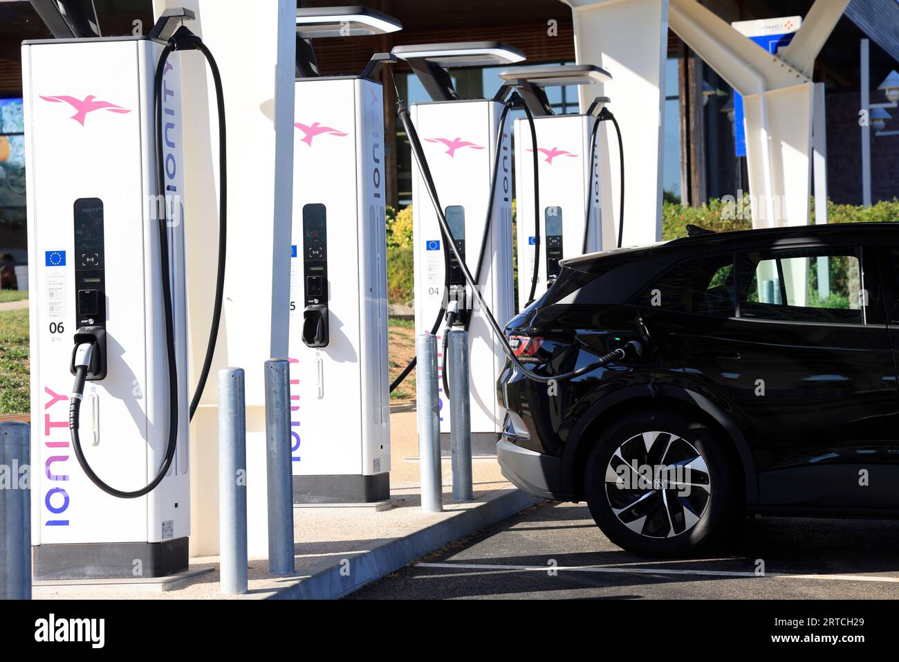 Electric vehicle charging station for a low-carbon highway. Travel ...