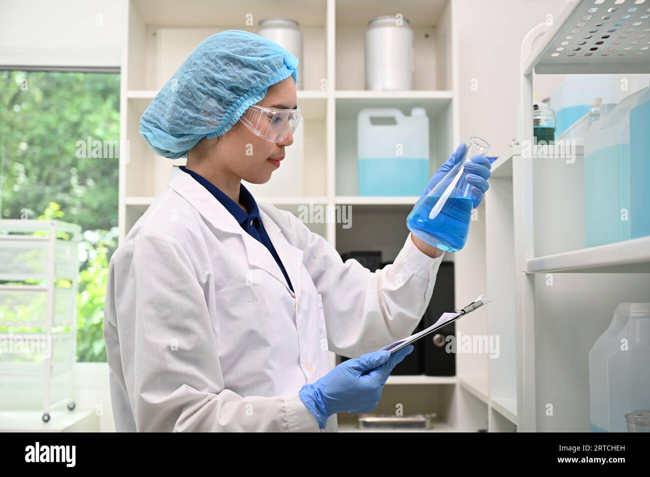 Analysis lab hi-res stock photography and images - Alamy
