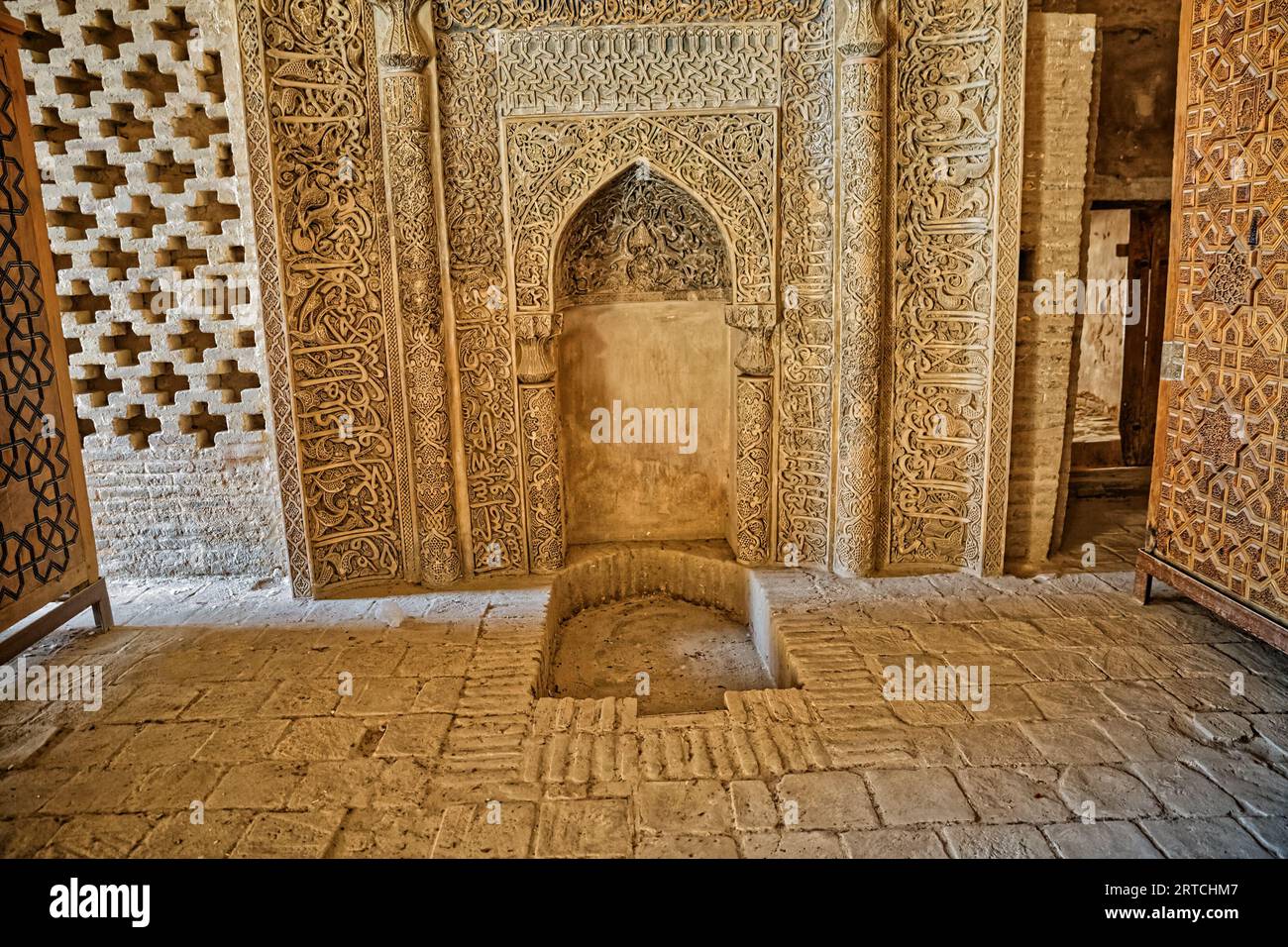 Isfahan Old Mosque mihrab Stock Photo - Alamy