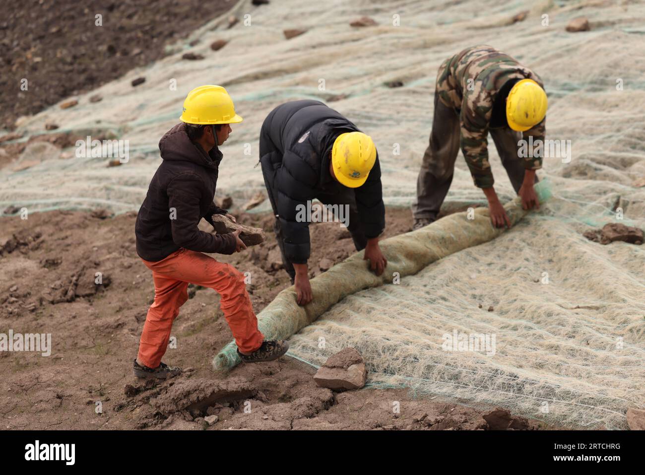 (230912) -- CHENGDU, Sept. 12, 2023 (Xinhua) -- Workers lay blankets ...