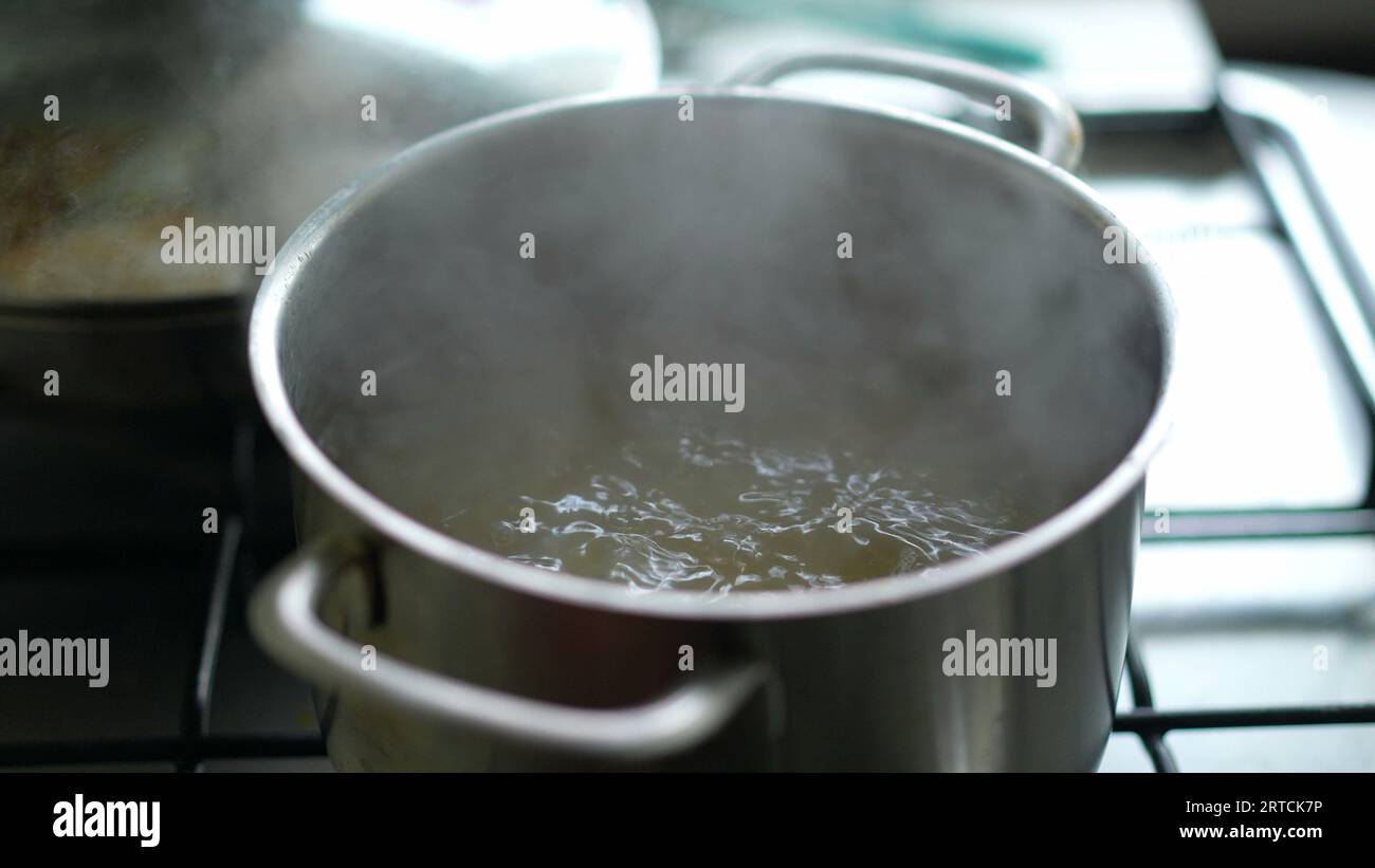 Large pan of boiling water hi-res stock photography and images - Alamy