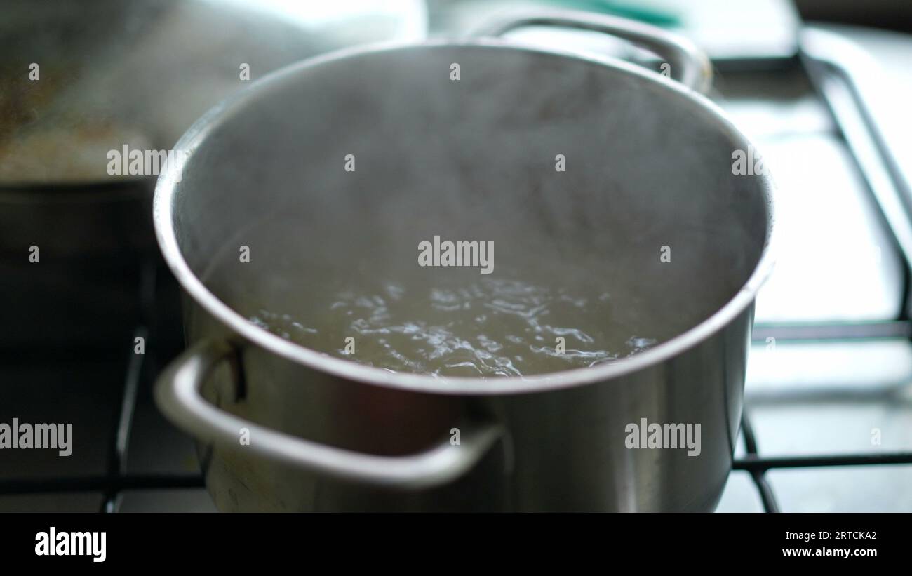 Large pan of boiling water hi-res stock photography and images - Alamy