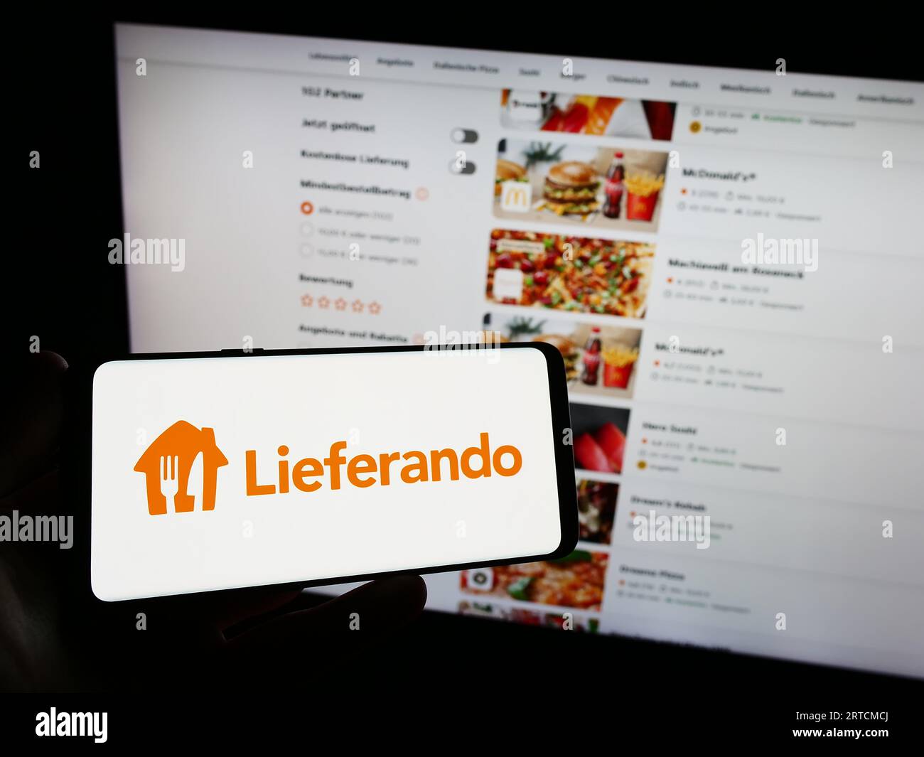 Takeaway food delivery hi-res stock photography and images - Alamy