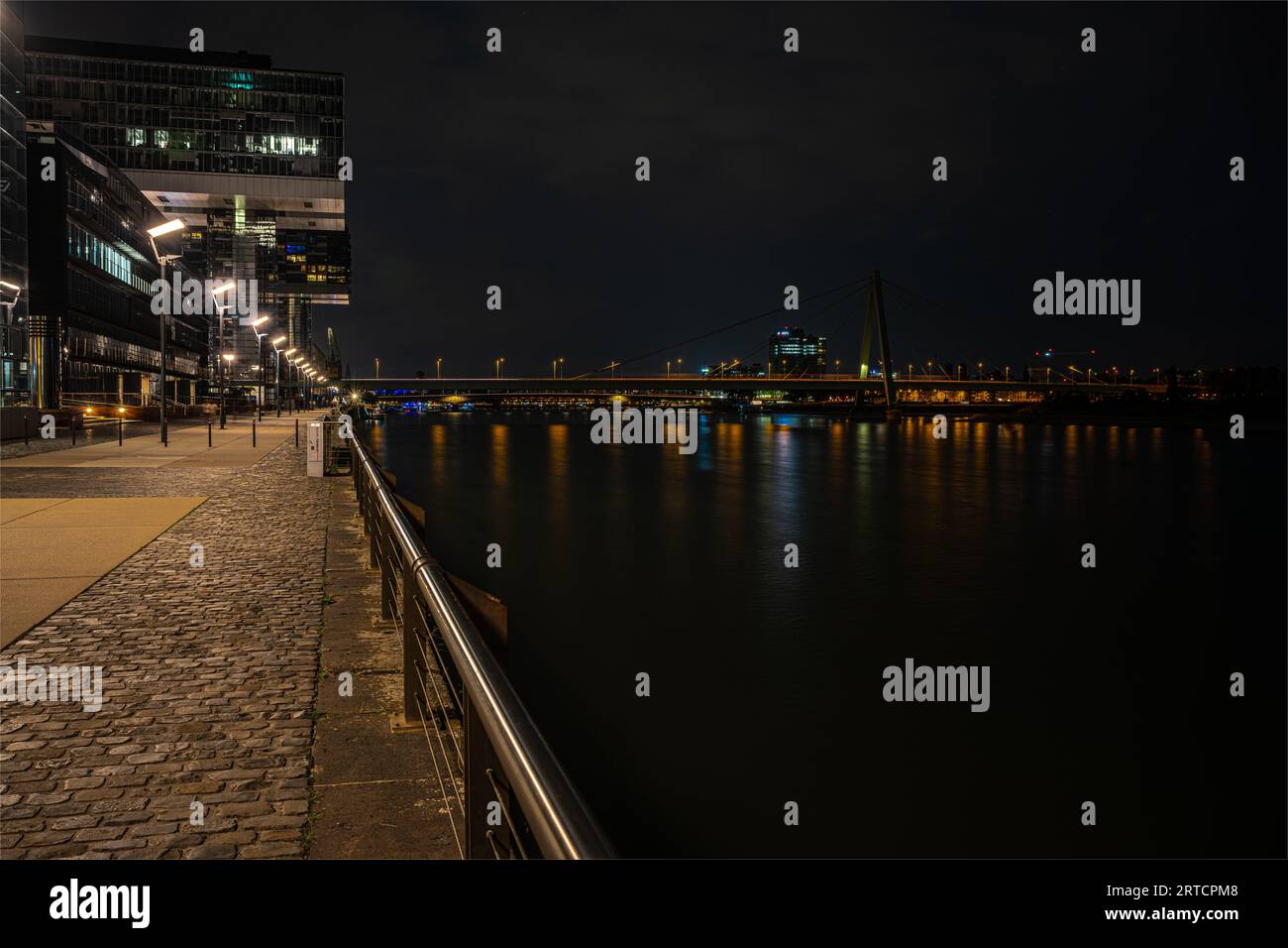 House building cologne bridge hi-res stock photography and images - Alamy