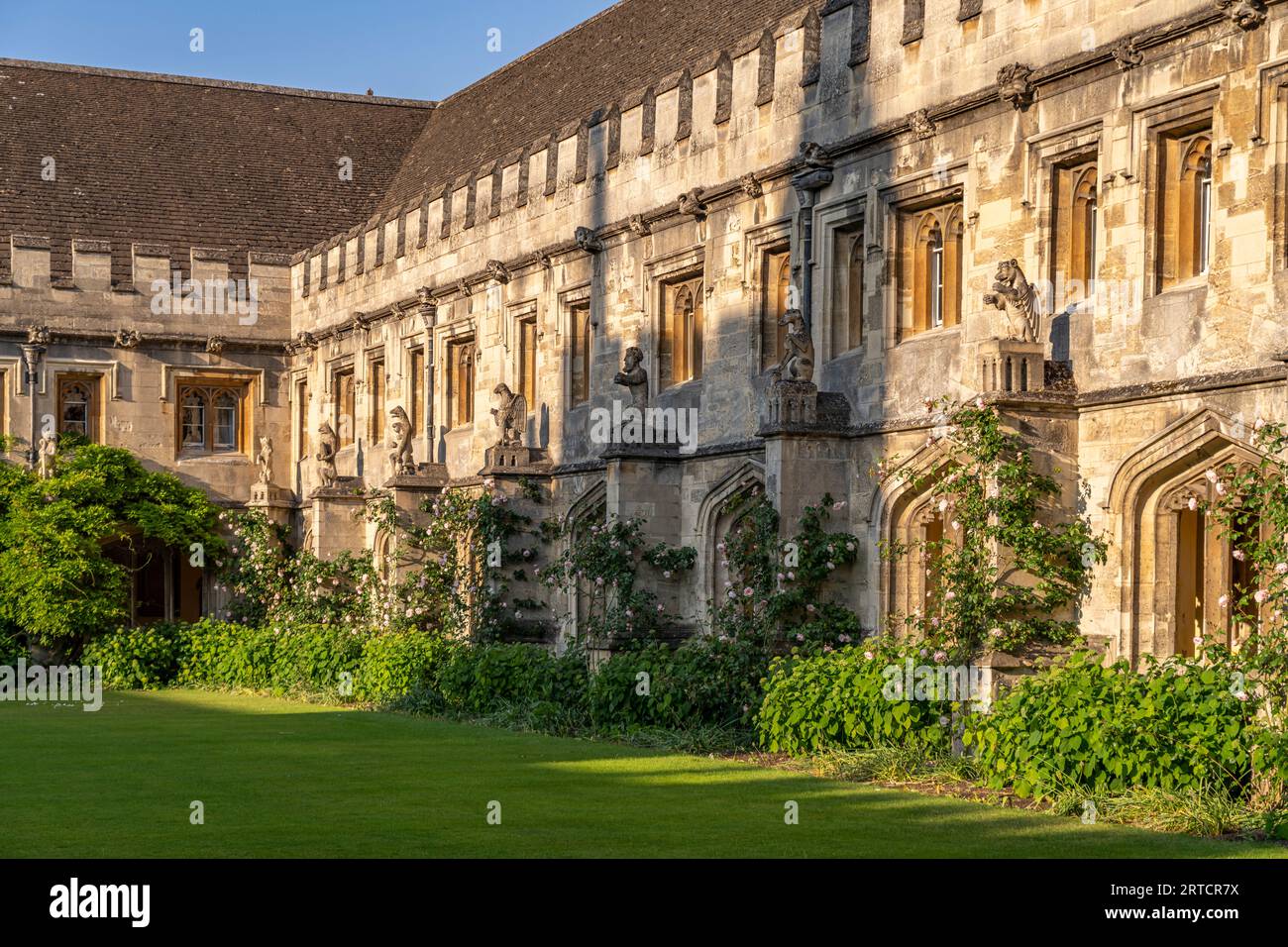 Magdalen university oxford dining hi-res stock photography and images ...