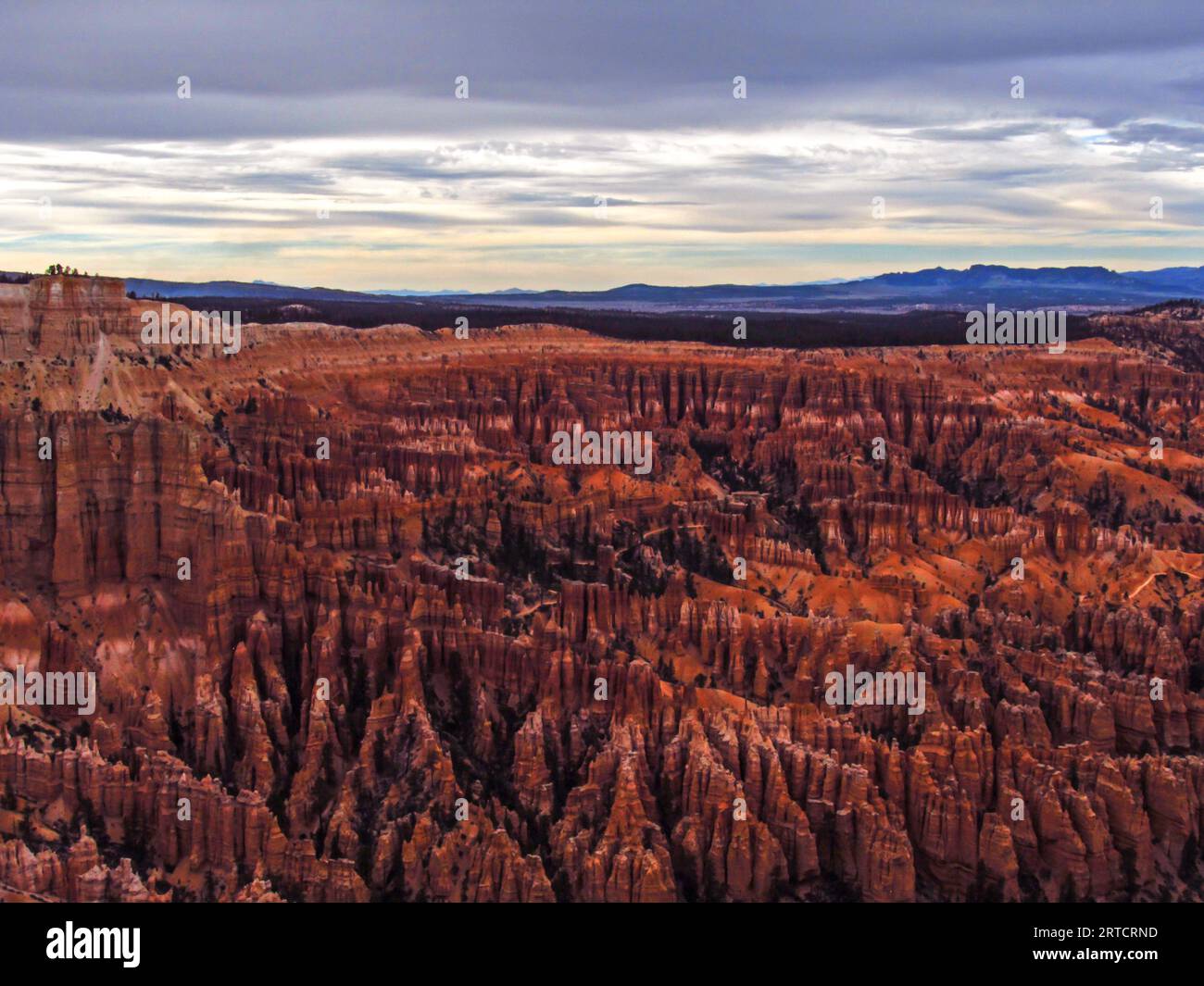 Dramatic view of the hoodoo filled Amphitheatre at Bryce Point, Bryce ...