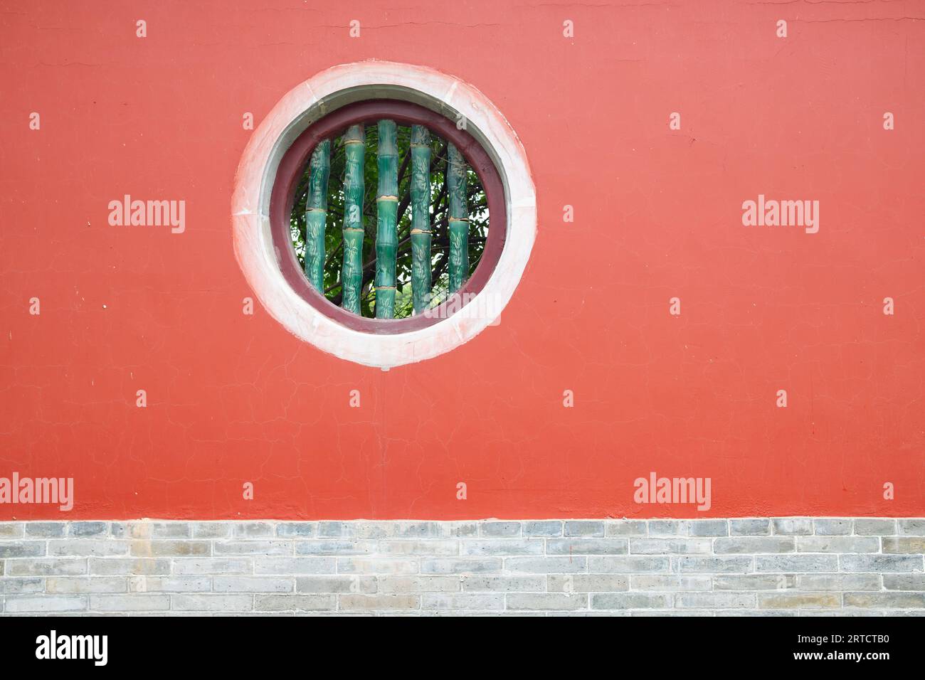 Round chinese window hi-res stock photography and images - Alamy