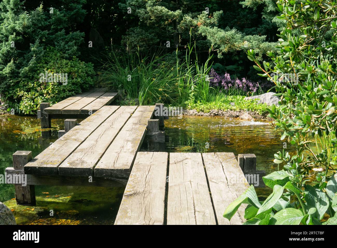 Zigzag bridge over pond hi-res stock photography and images - Alamy