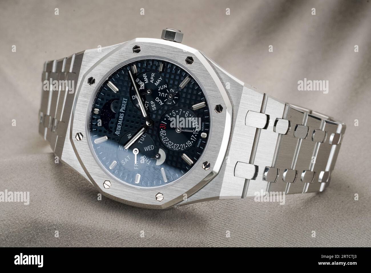 Audemars Piguet Royal Oak 25686PT Stock Photo - Alamy