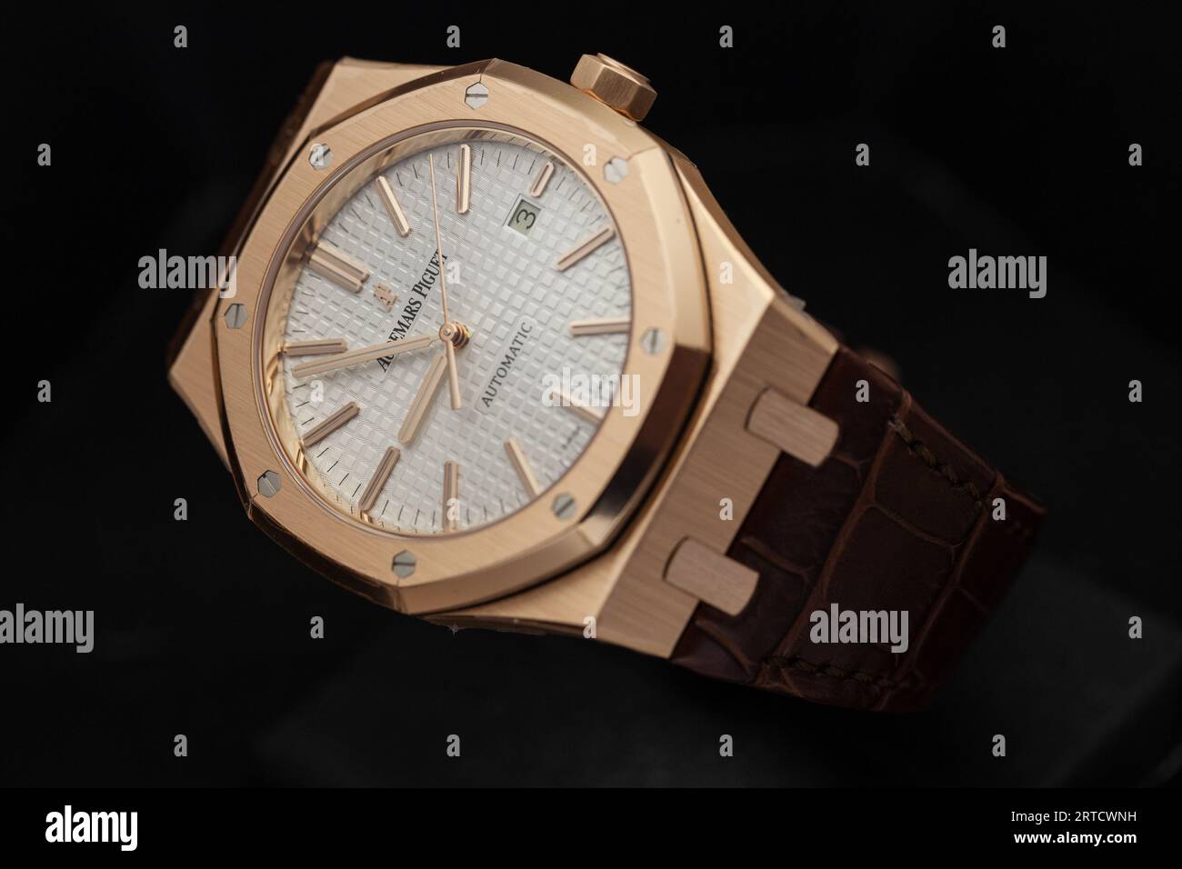Audemars Piguet Royal Oak 15400 Stock Photo - Alamy