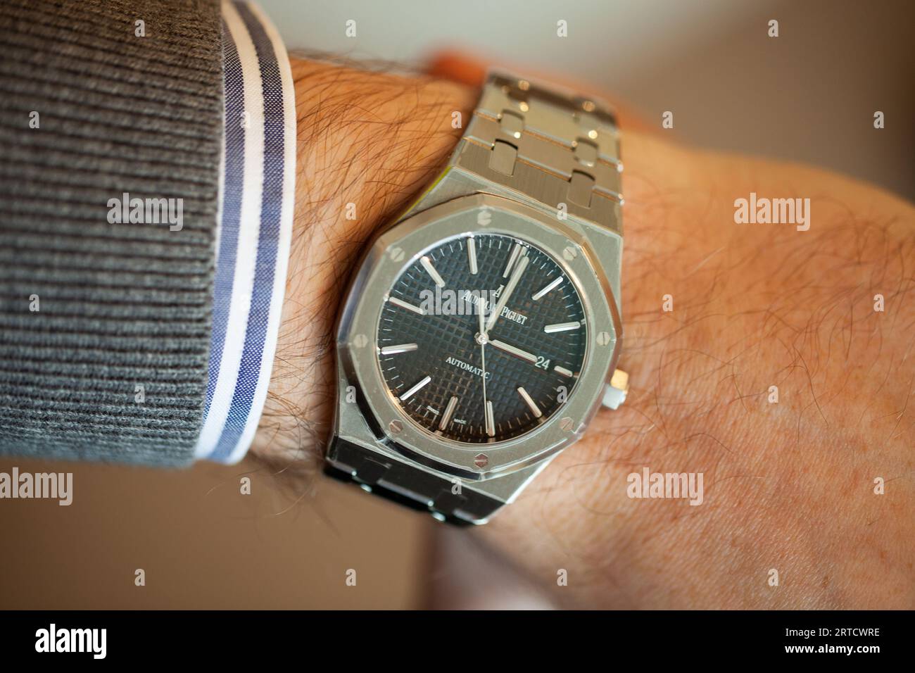 Audemars Piguet Royal Oak 15400 Stock Photo - Alamy