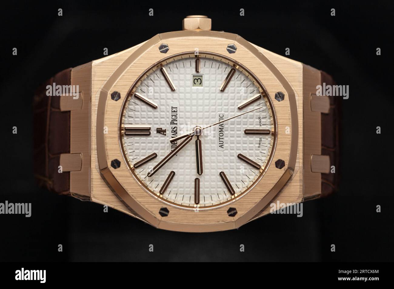 Audemars Piguet Royal Oak 15400 Stock Photo - Alamy