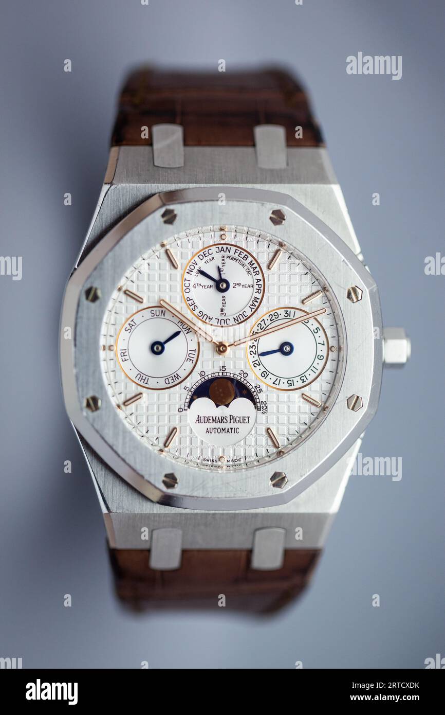 Audemars piguet royal oak 25820 hi-res stock photography and images - Alamy