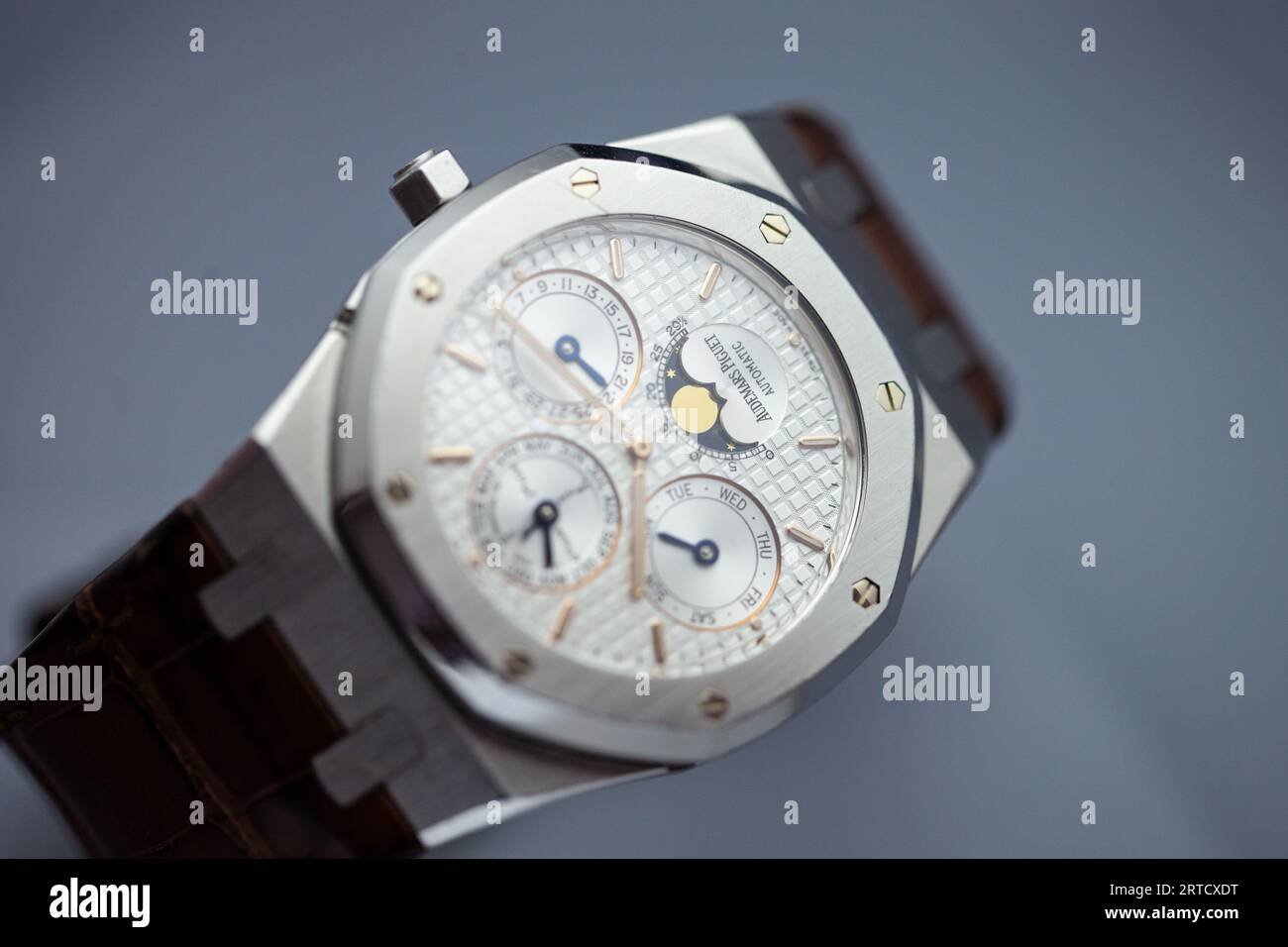 Audemars piguet royal oak 25820 hi-res stock photography and images - Alamy