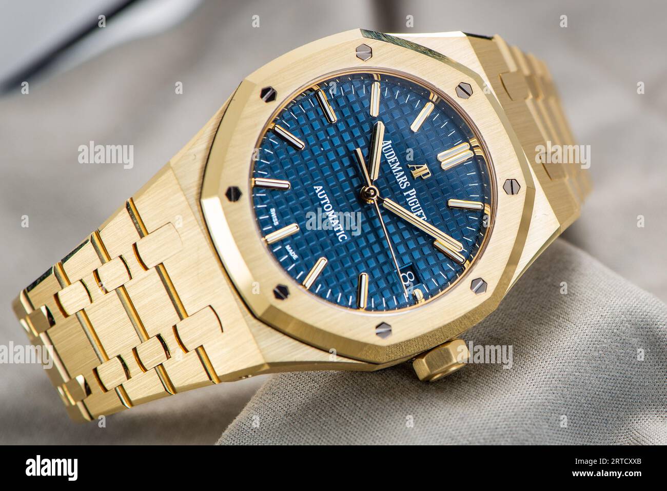 Audemars Piguet Royal Oak 15450 Stock Photo - Alamy