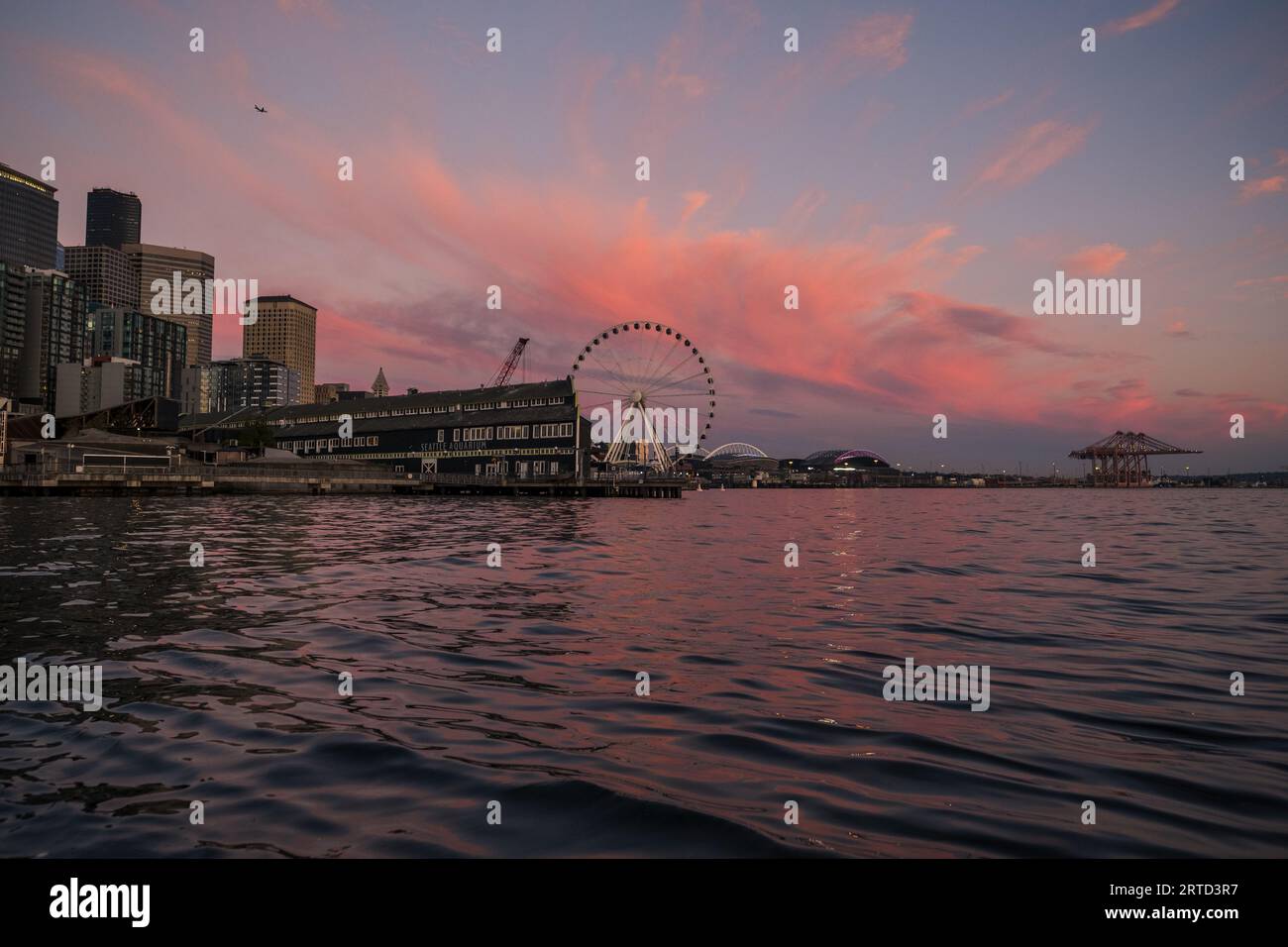 Seattle, USA. 17th Aug, 2023. Sunset off Pier 66 on the waterfront ...