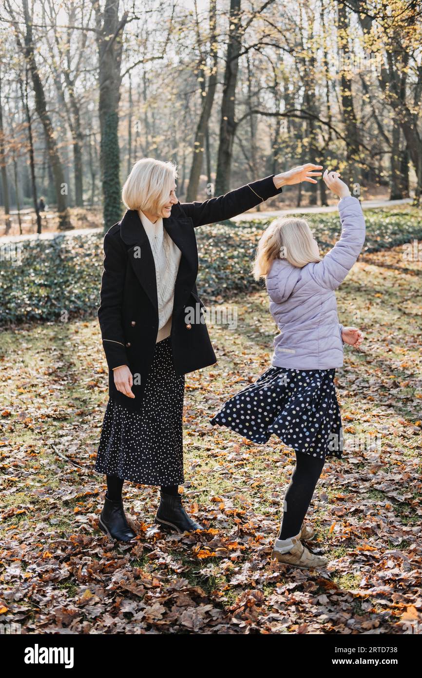 Ways for Kids and Families to Enjoy Autumn Outside. Fall activities for ...