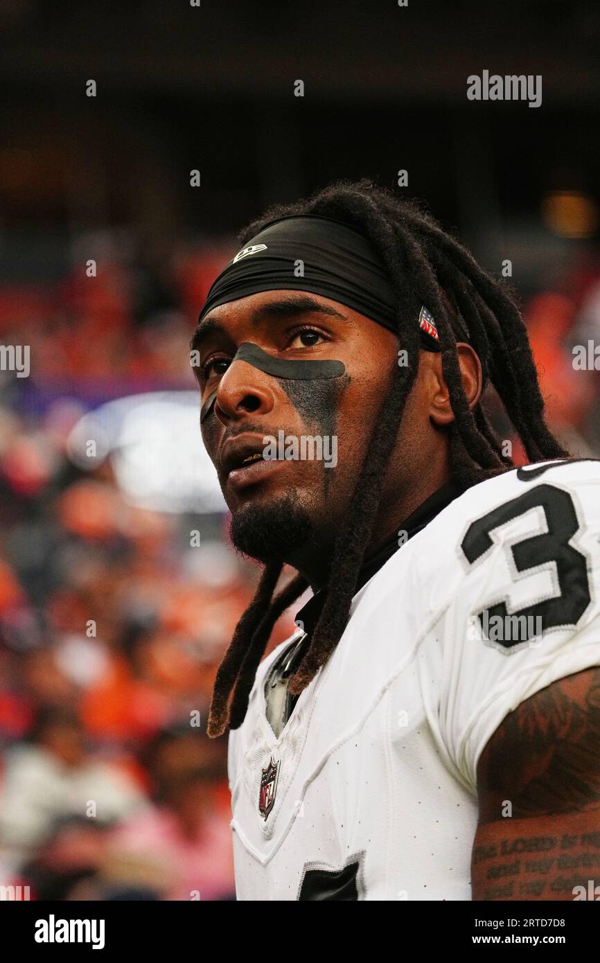 Las Vegas Raiders running back Zamir White (35) against the Denver ...
