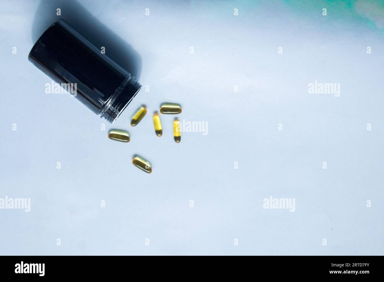 Close up shot gel capsules hi-res stock photography and images - Alamy