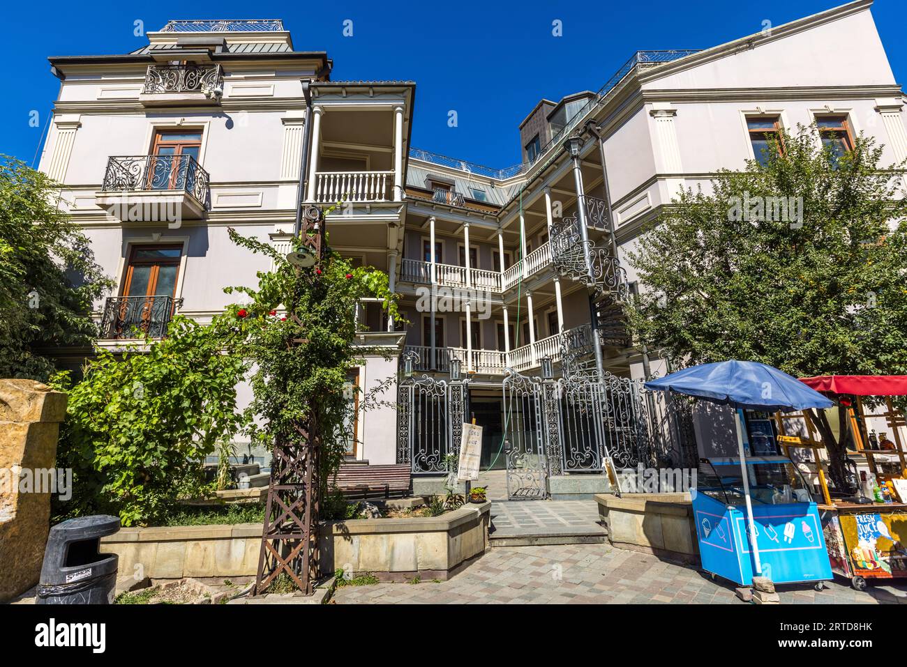 Georgia tbilisi apartment house hi-res stock photography and images - Alamy