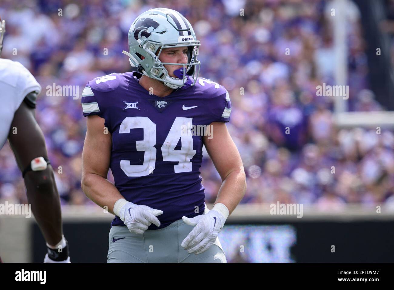 Kansas State tight end Ben Sinnott (34) lines up for a play against ...