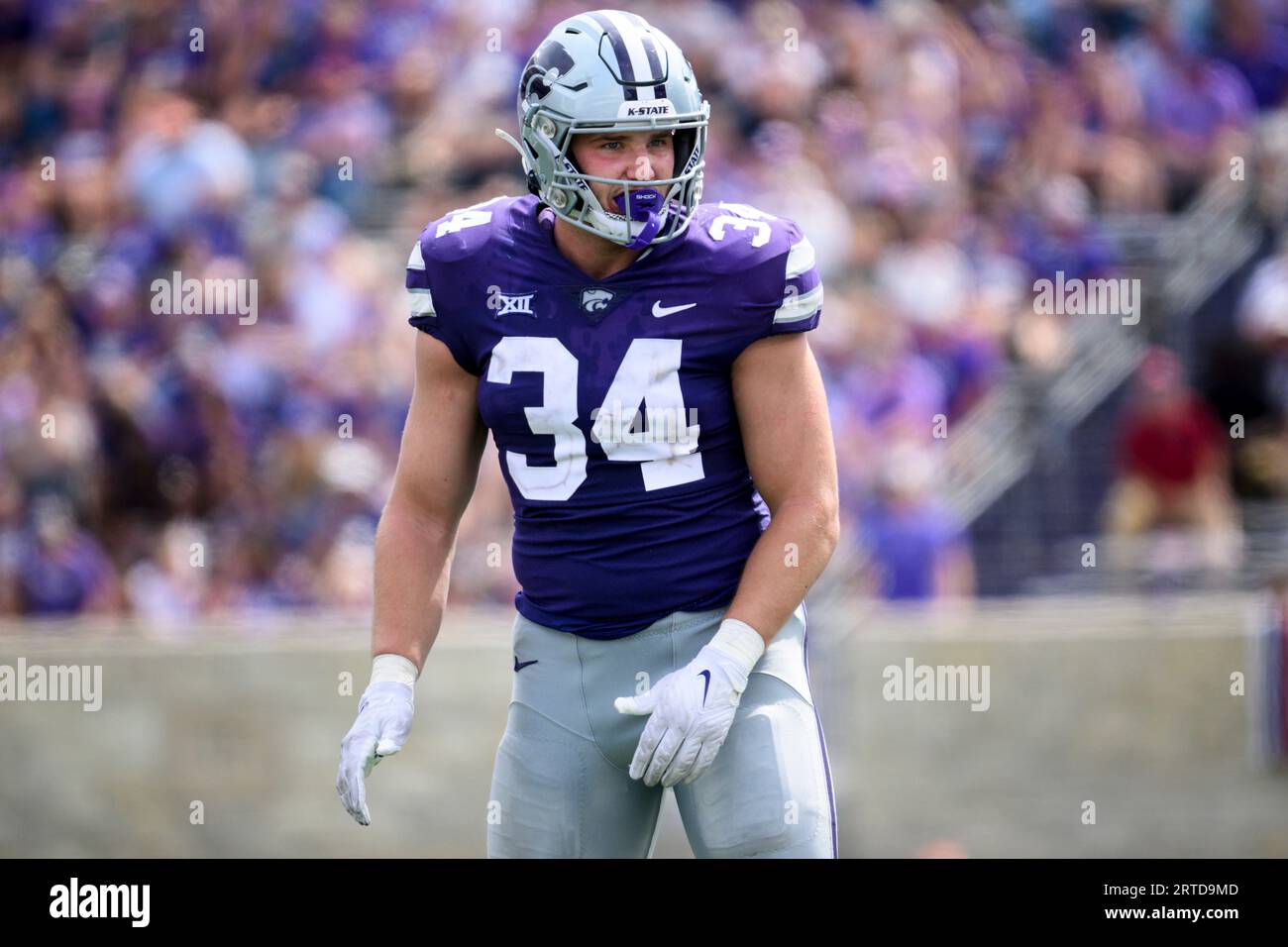 Kansas State tight end Ben Sinnott comes up to the line against Troy ...