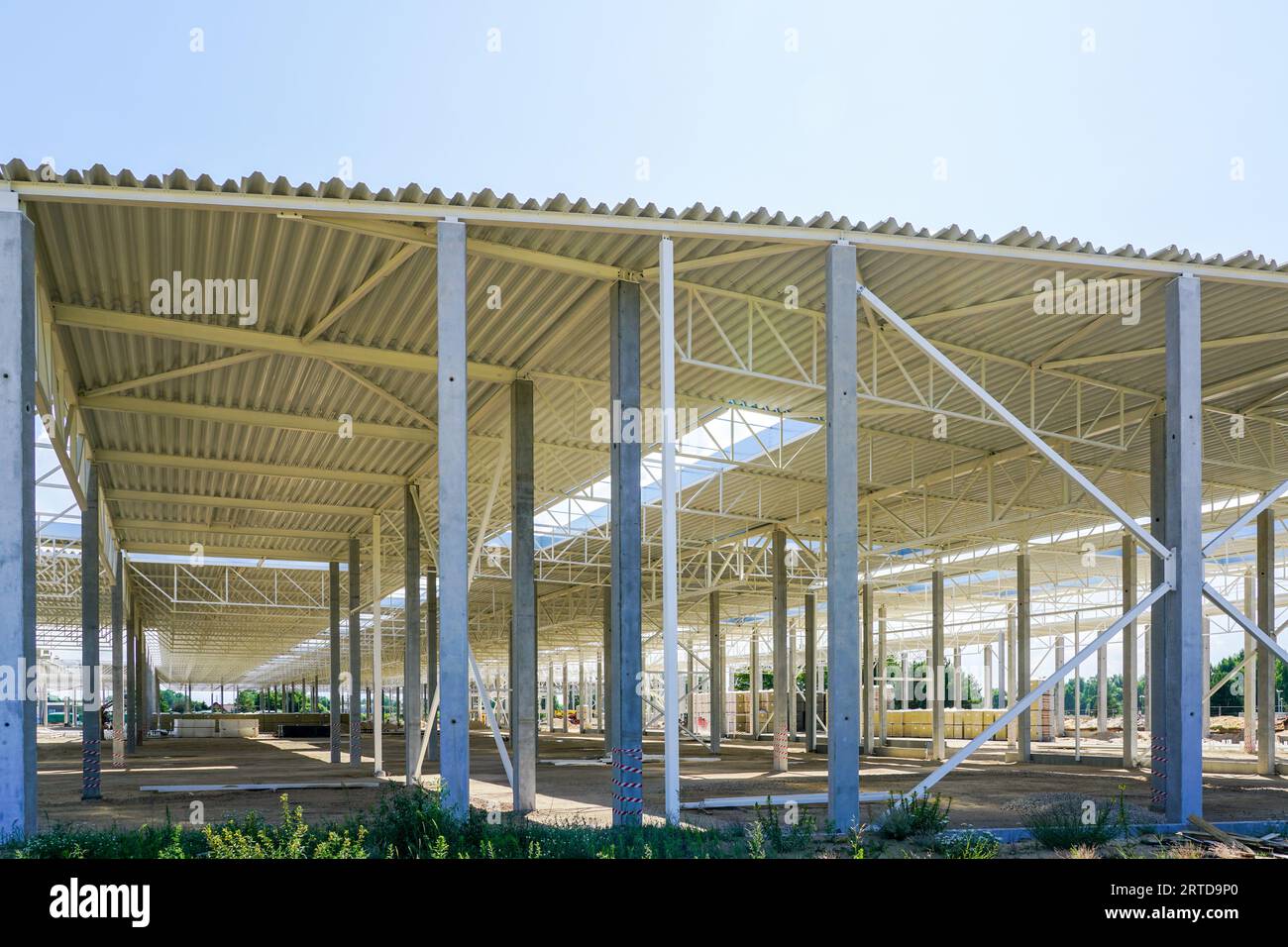 New large building steel framework with corrugated steel roof on ...
