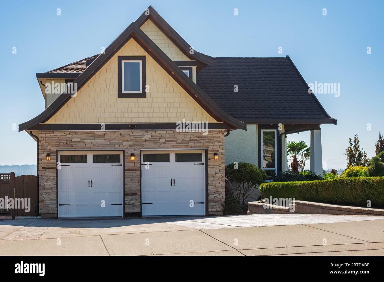 Elegant detached house with double garage. Big family house with double ...