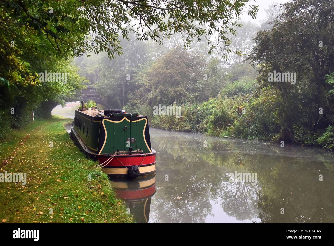 Narrow boat canal hi-res stock photography and images - Alamy