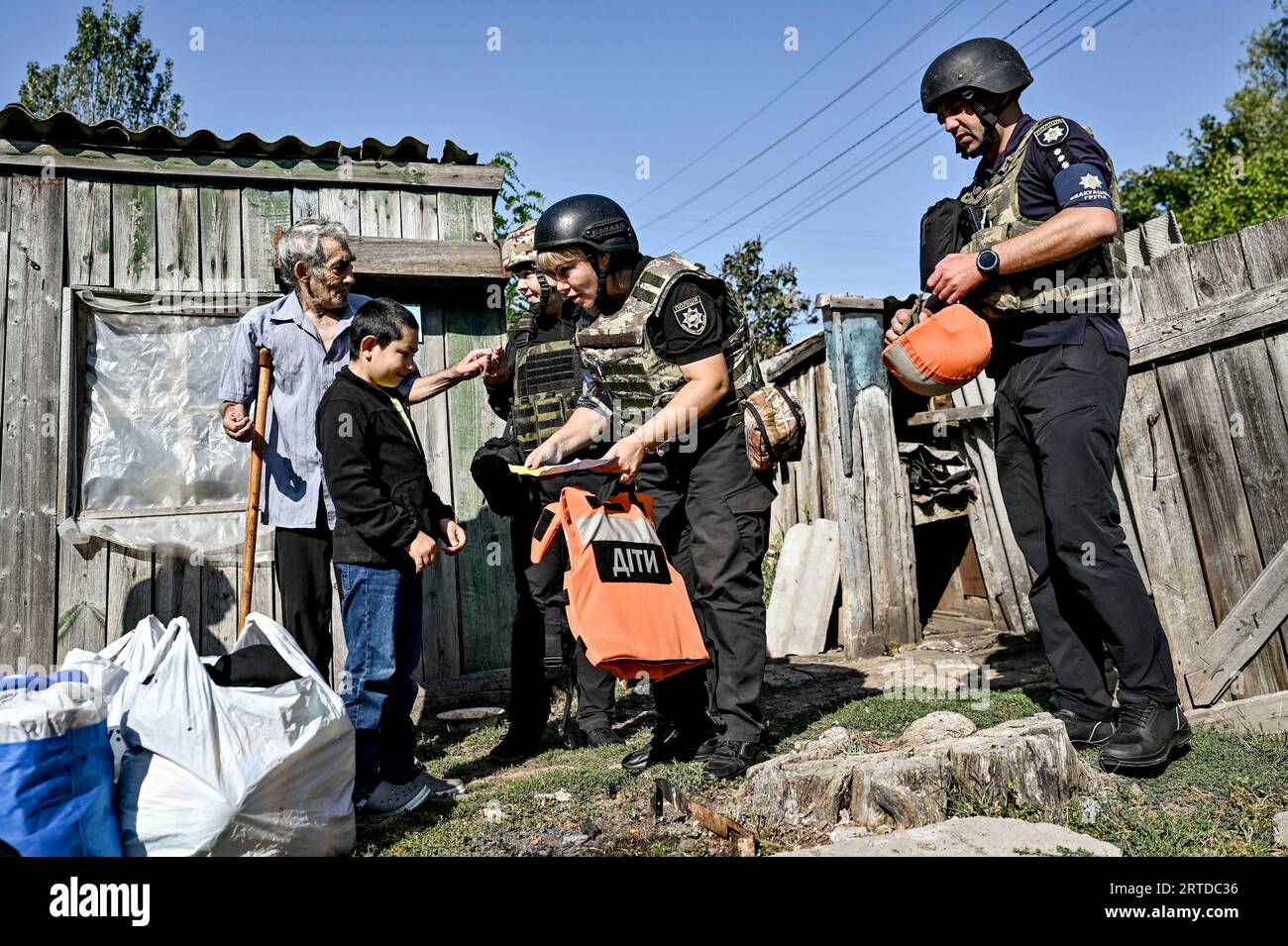 Family evacuation hi-res stock photography and images - Alamy