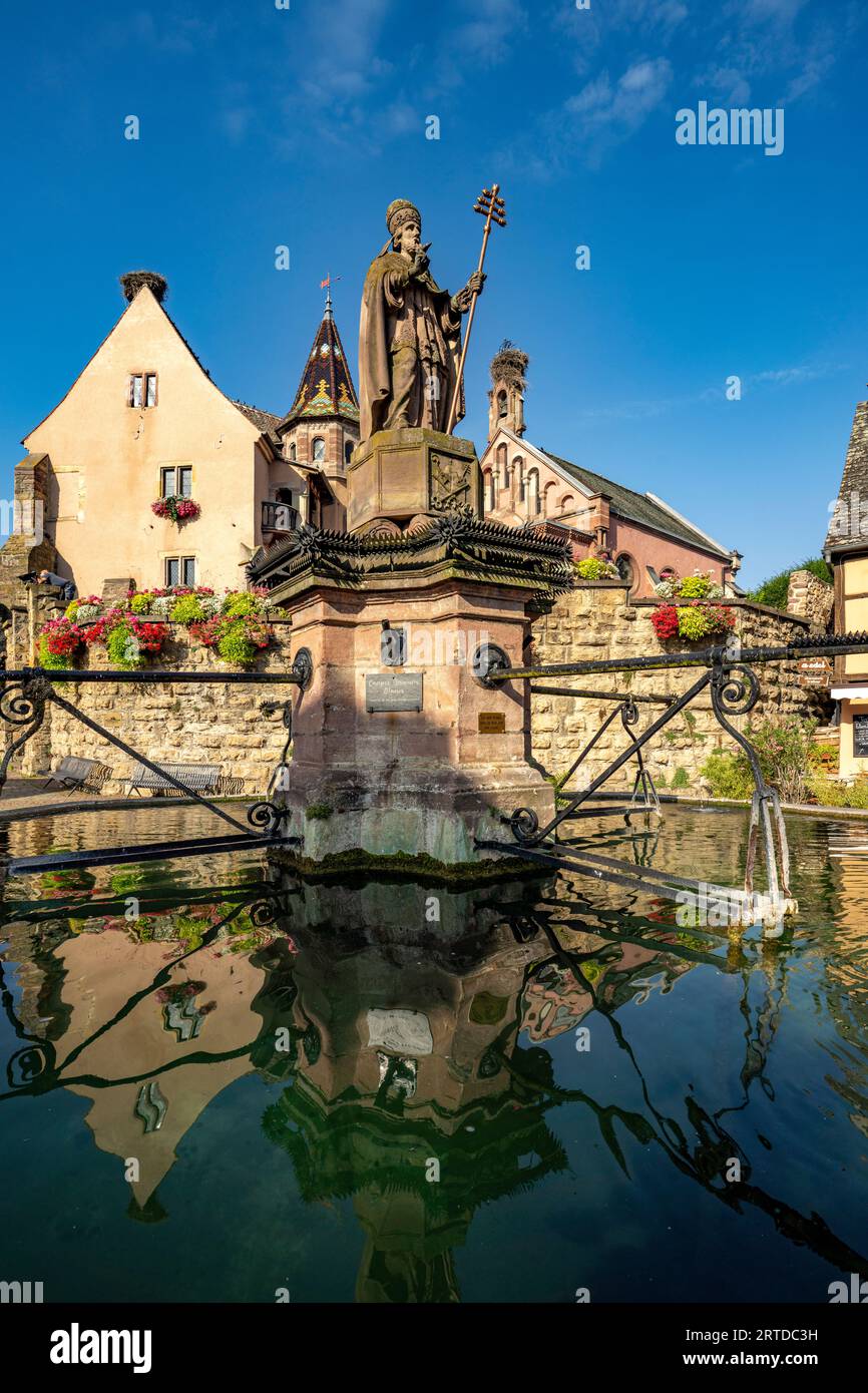 Brunnen Fontaine de Saint-Léon und St.-Leo-Kapelle in Eguisheim, Elsass, Frankreich | Fountain ...