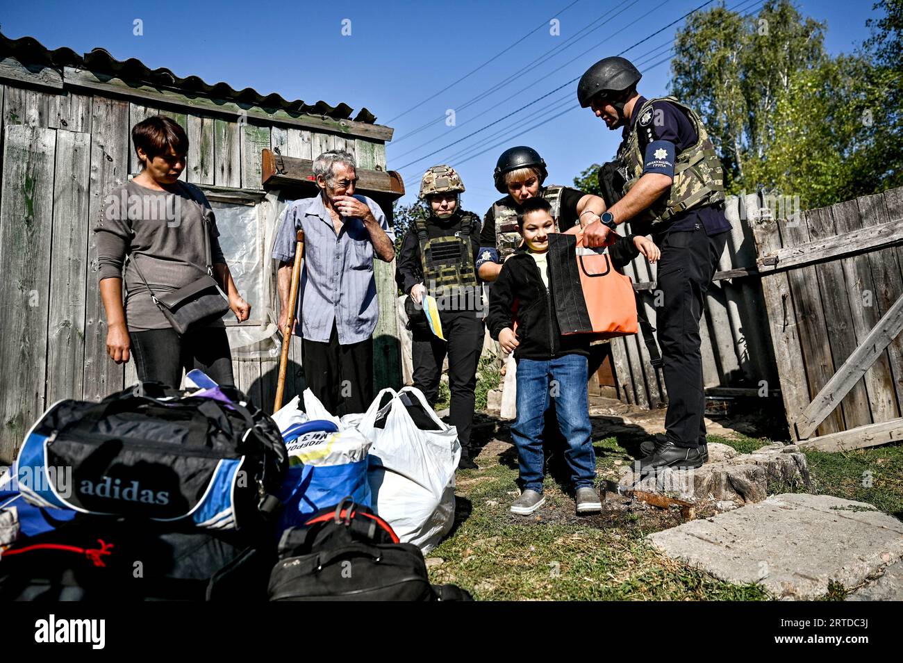 Family evacuation hi-res stock photography and images - Alamy