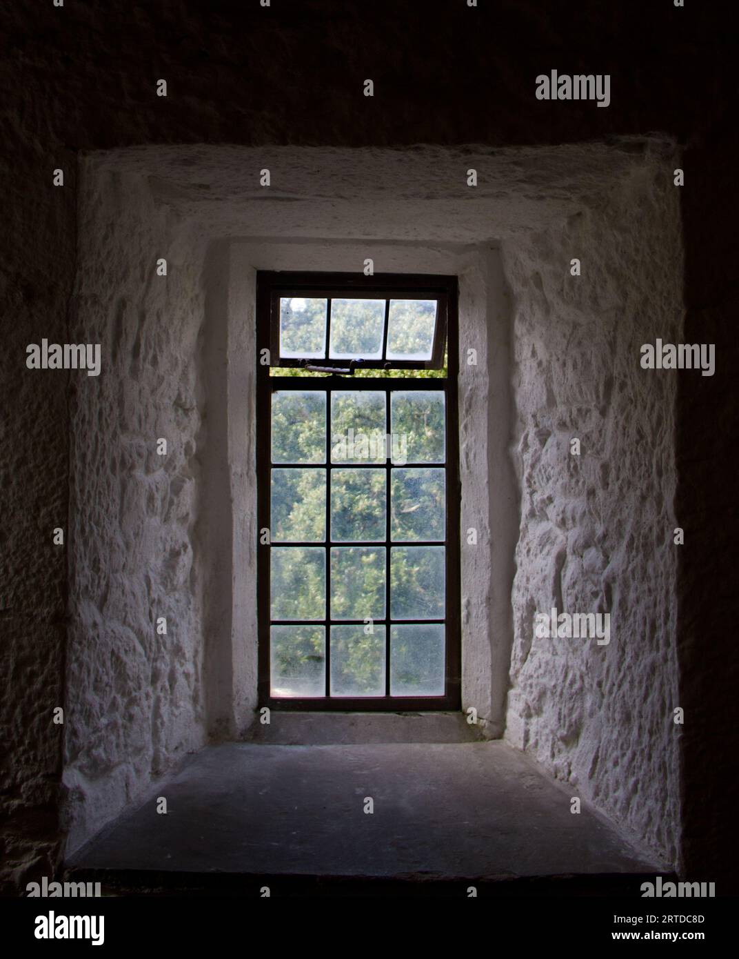 Medieval window frame hi-res stock photography and images - Alamy