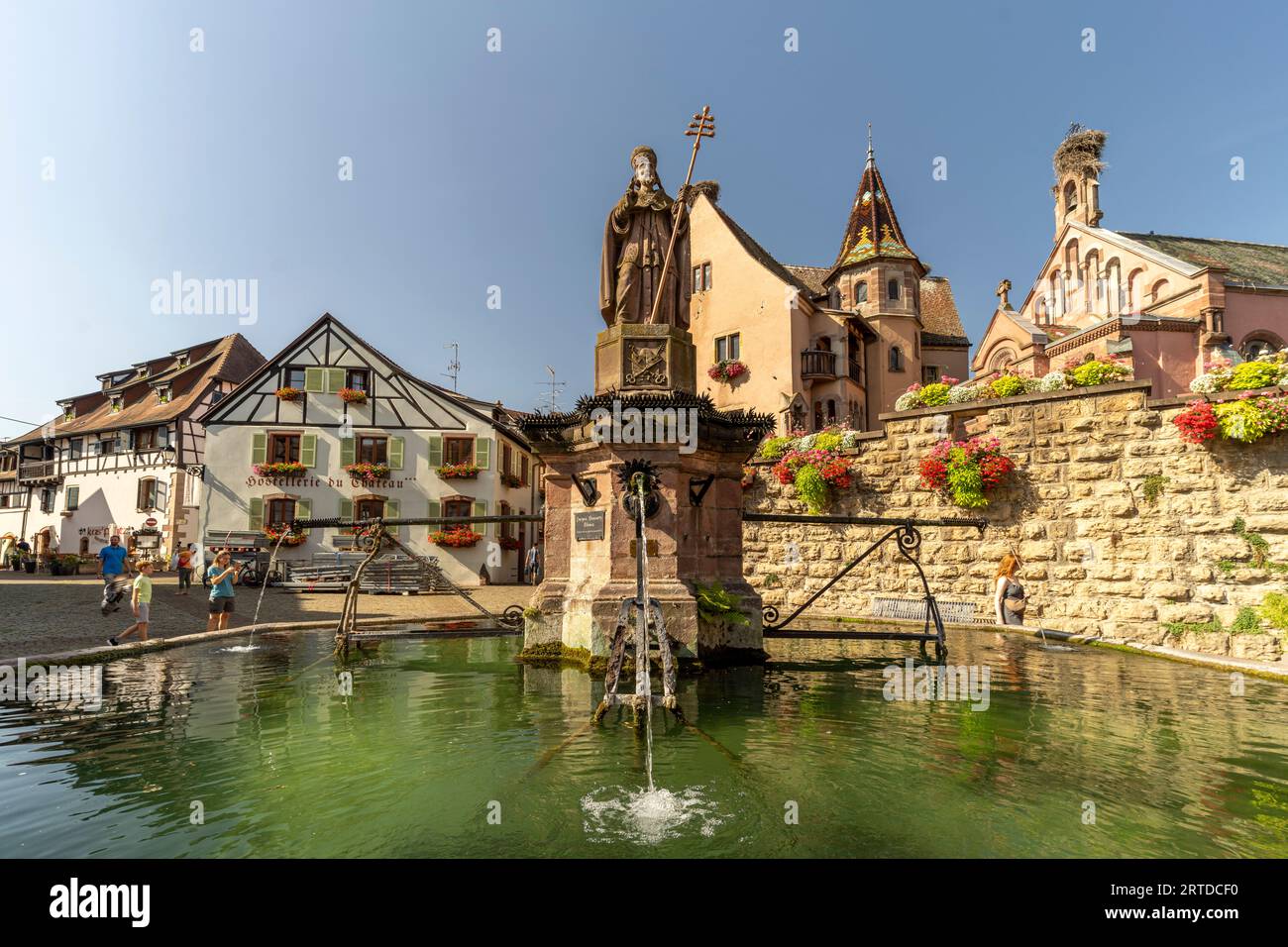 Brunnen Fontaine de Saint-Léon und St.-Leo-Kapelle in Eguisheim, Elsass, Frankreich | Fountain ...