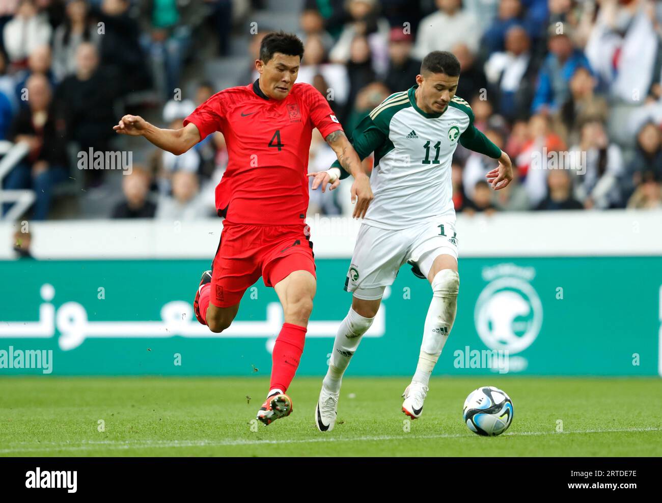 Saudi Arabia's Abdullah Al-Hamdan (right) and South Korea's Min-jae Kim ...
