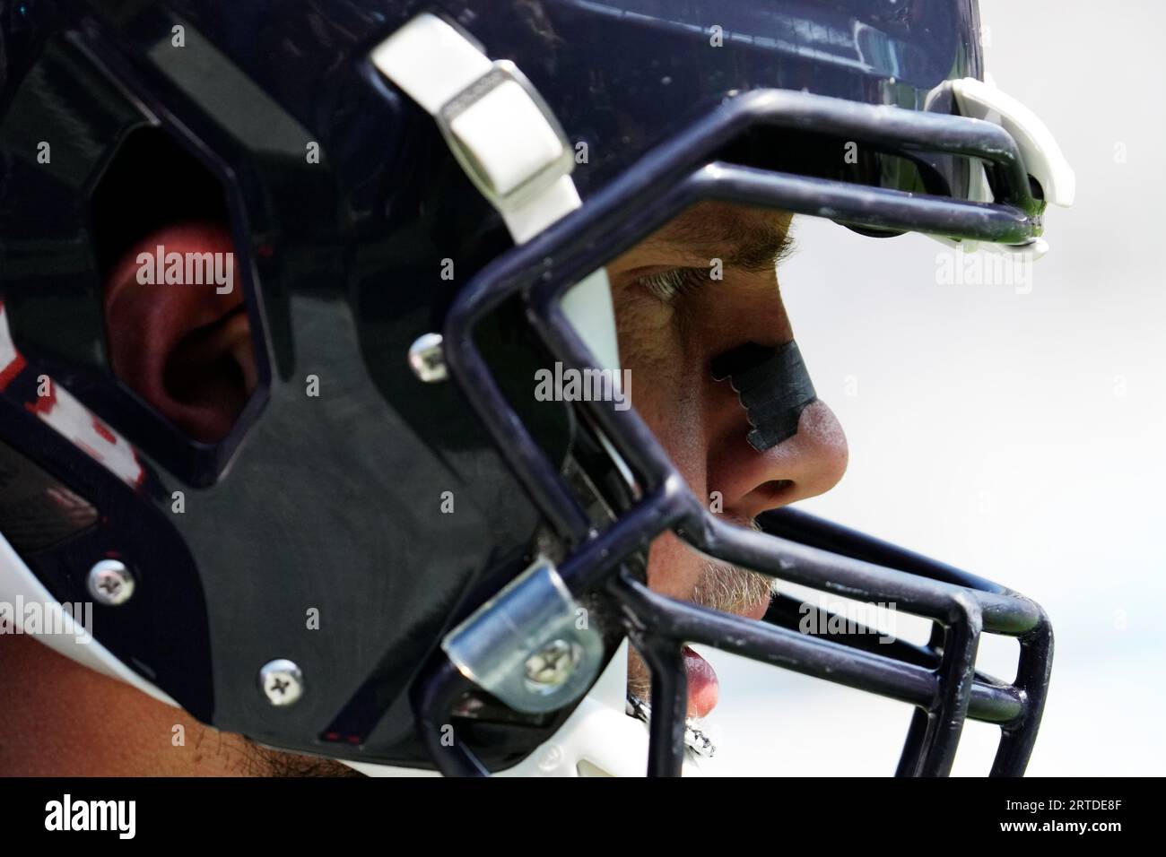 Chicago Bears tight end Robert Tonyan warms up before an NFL football ...