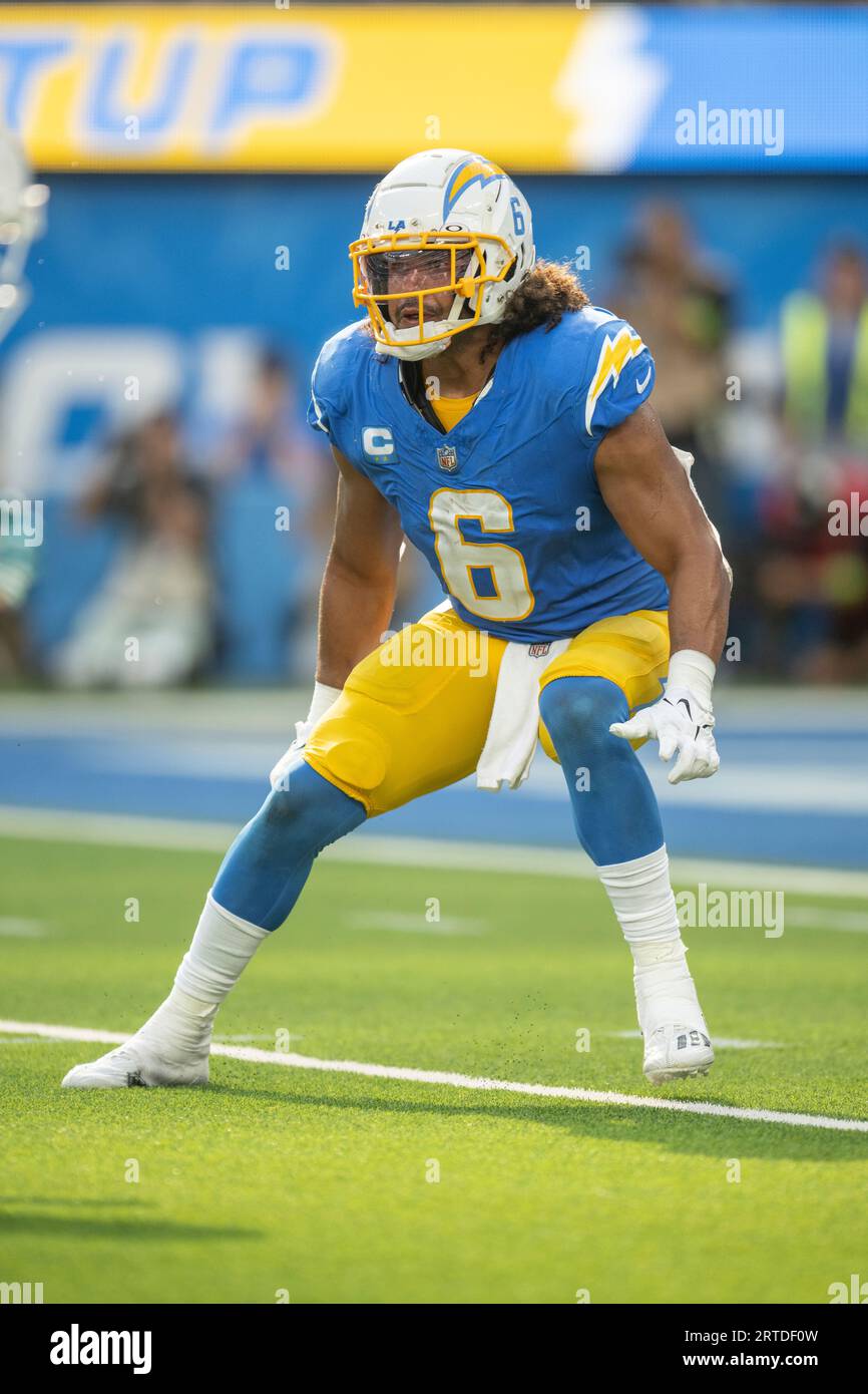 Los Angeles Chargers linebacker Eric Kendricks (6) takes his stance ...