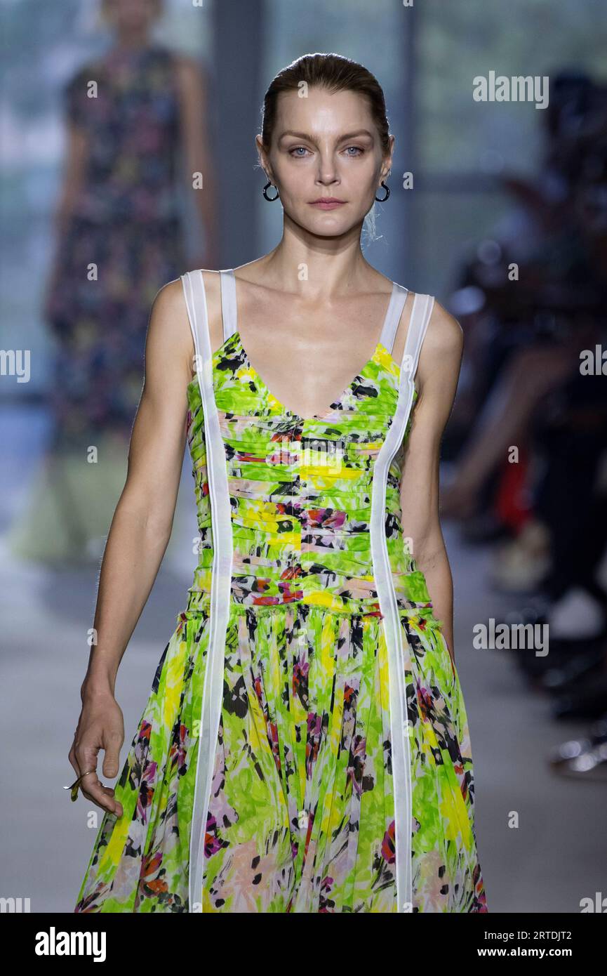 Fashion model jessica stam hi-res stock photography and images - Alamy