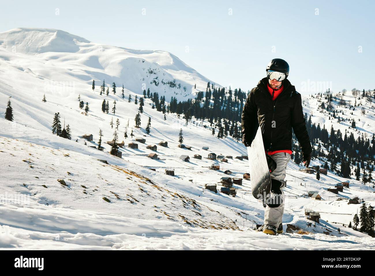 Man riding on snowboard hi-res stock photography and images - Alamy