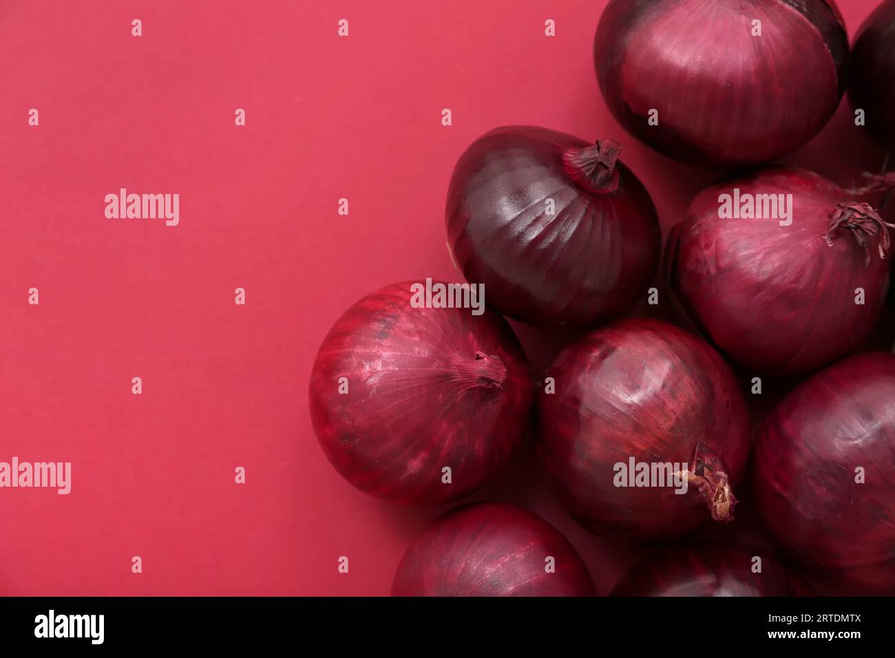 Fresh red onions on color background Stock Photo - Alamy