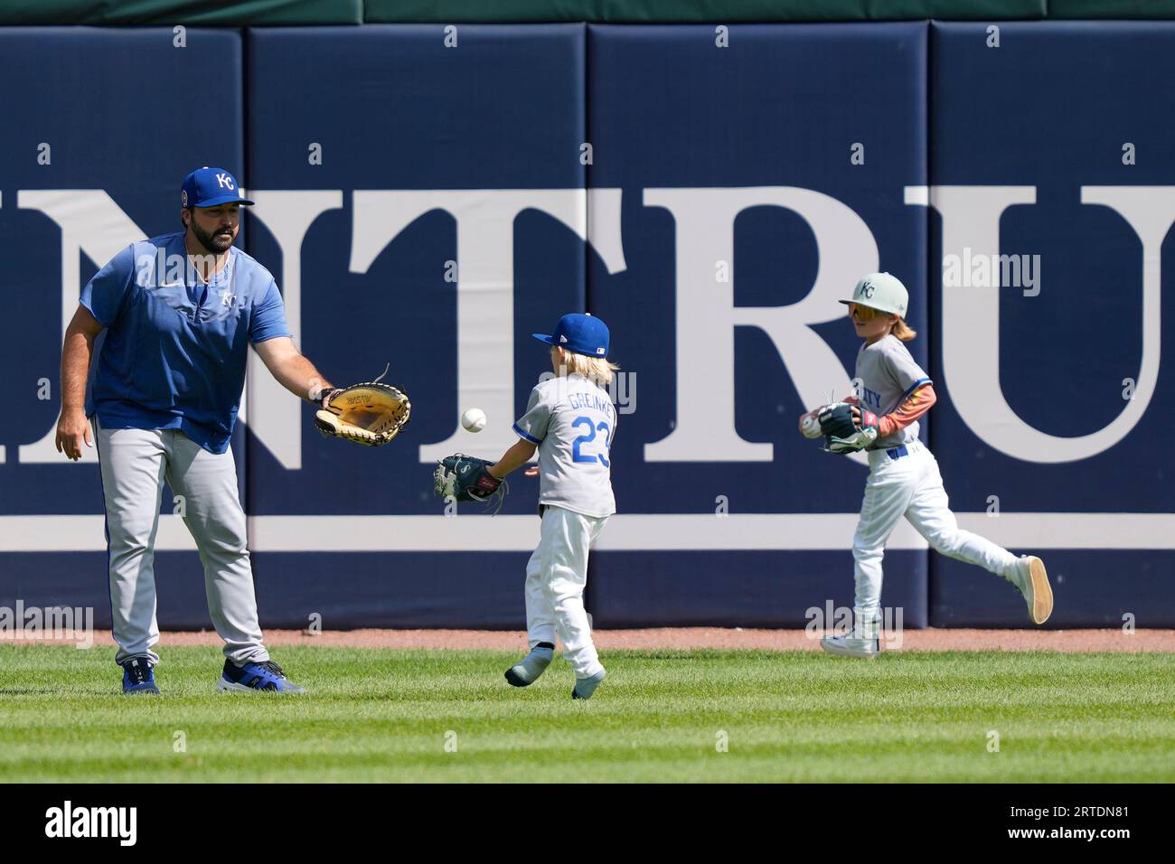 Kansas City Royals strategist/bullpen catcher Allan de San Miguel, left ...