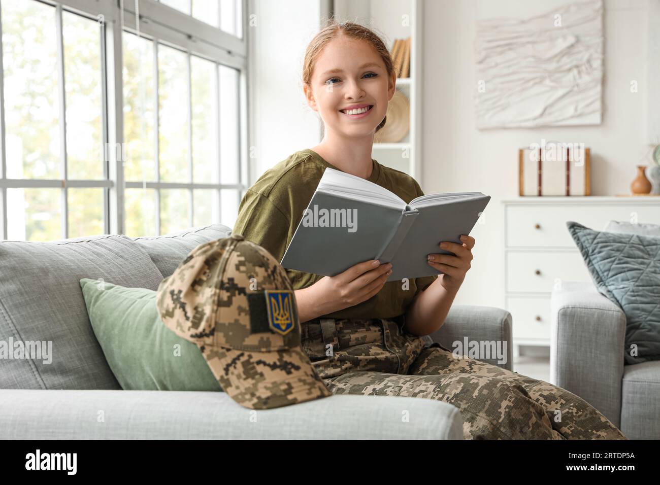 Soldier reading book hi-res stock photography and images - Alamy