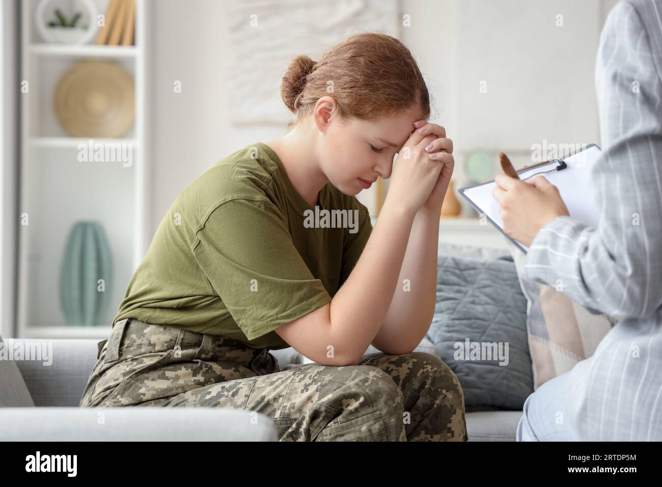 Sad female soldier in psychologist's office Stock Photo - Alamy
